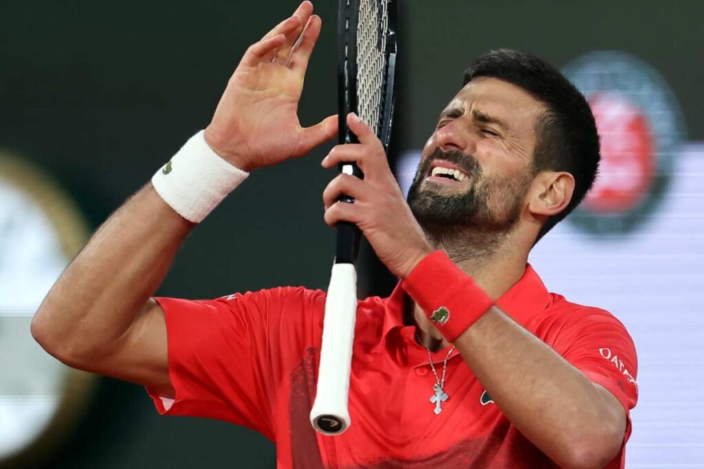 Djokovic con le lacrime agli occhi: pazzesco vederlo così - Tennis Fever Djokovic con le lacrime agli occhi: pazzesco vederlo così - Tennis Fever